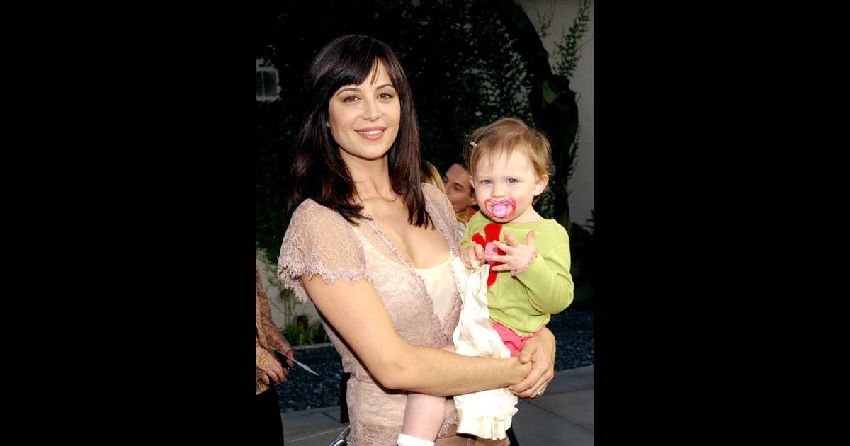 Catherine Bell et sa fille Gemma en décembre 2004 - Purepeople