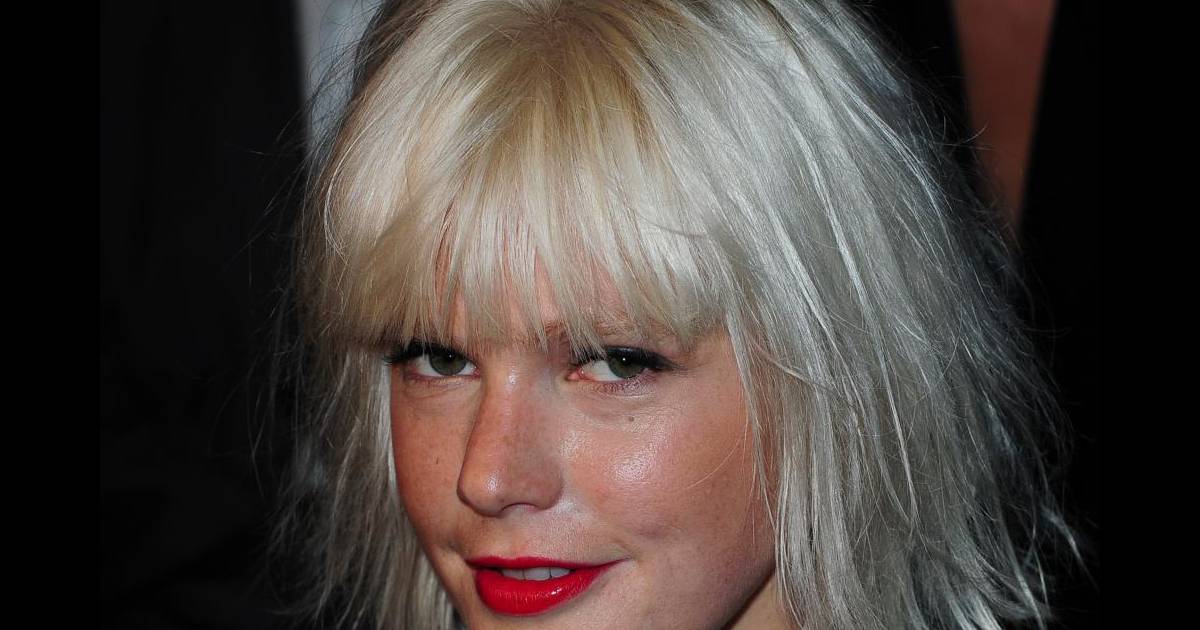 Micky Green toujours aussi classy avec ou sans lunettes. - Purepeople