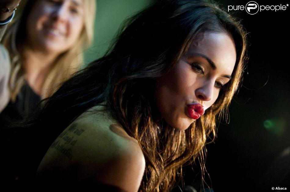 Megan Fox aime aussi mettre en valeur sa bouche ronde à l'aide d'un ...