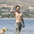 Julian McMahon sur le tournage de Nip/Tuck ! Ce peignoirs gâche tout ...