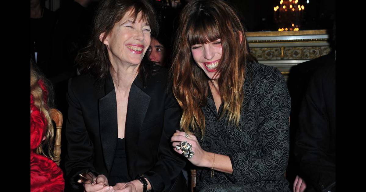 Jane Birkin et Lou Doillon, défilé Yves Saint Laurent à Paris, le 7 ...