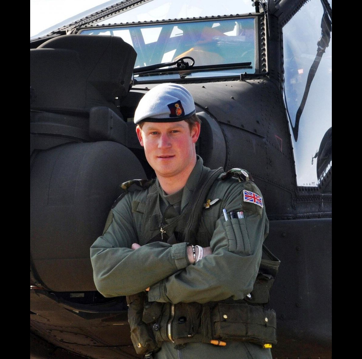 Photo : Le Prince Harry devant un hélicoptère Apache, le 16 avril 2011 ...