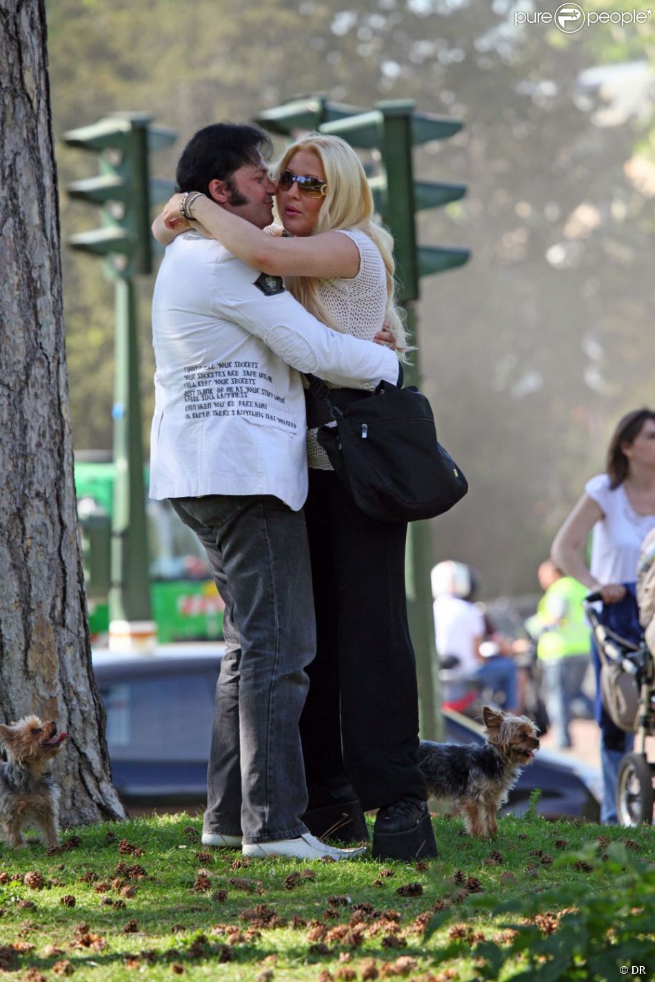 Loana et Eryl Prayer passent un moment ensemble au Bois de Boulogne ...