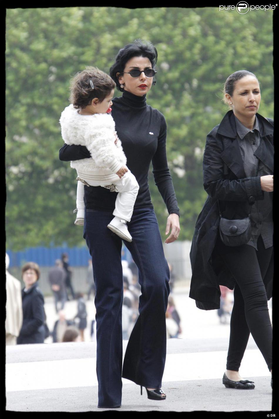 Rachida Dati et sa petite Zohra en mai 2010 au jardin des Plantes à ...