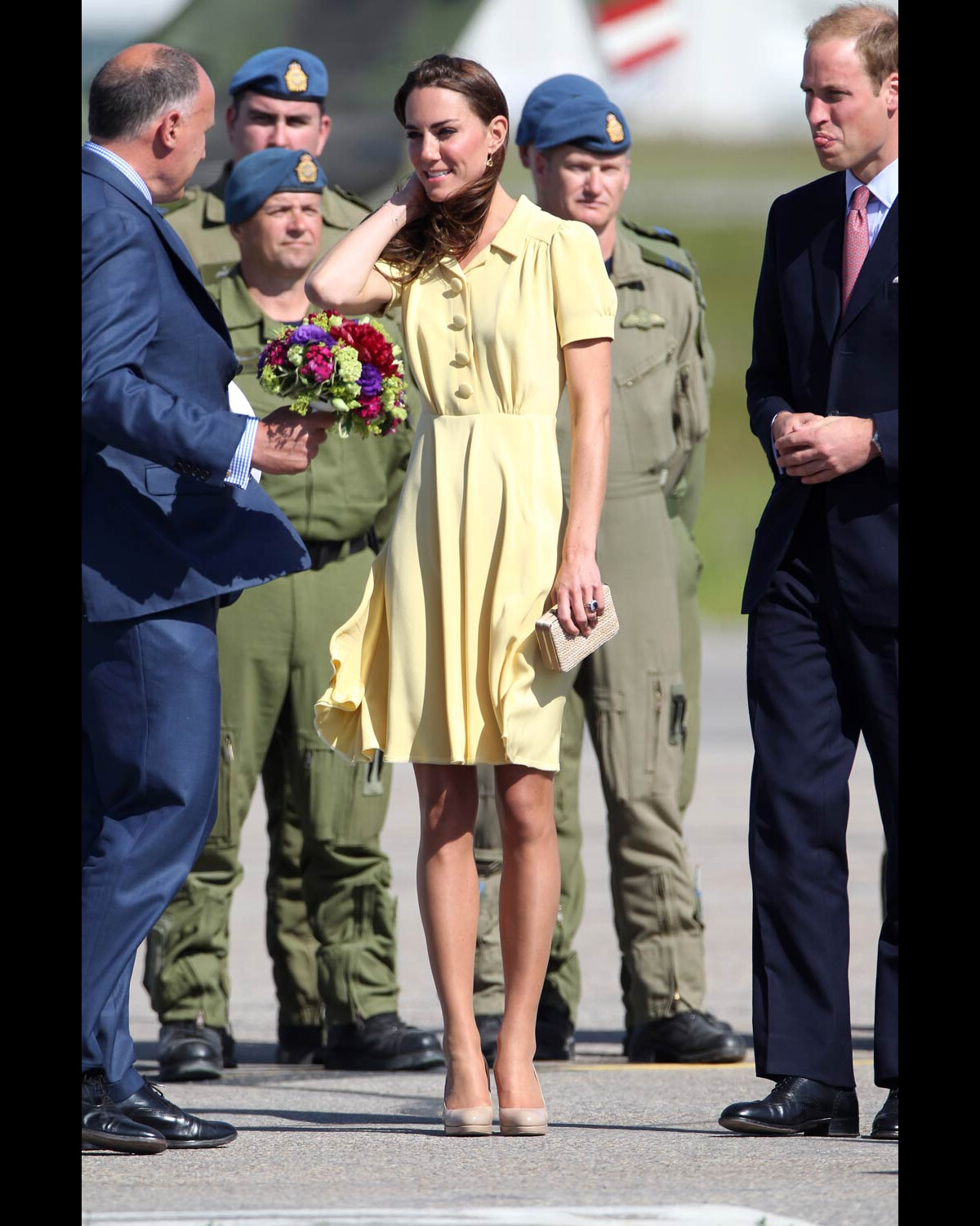 Photo : Une petite robe mimosa signée Jenny Packham pour l'arrivée de ...
