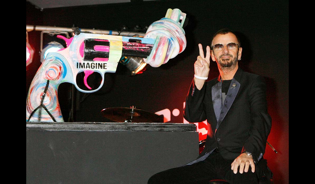 Photo : Ringo Starr inaugure sa version du célèbre Knotted Gun en ...