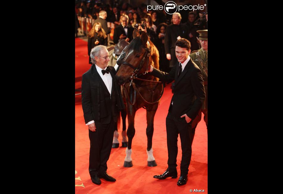 Le réalisateur Steven Spielberg, le cheval Joey et l'acteur Jeremy ...