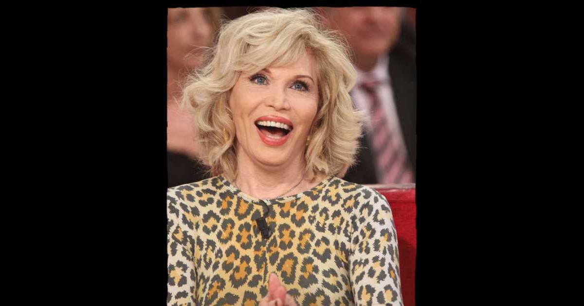 Amanda Lear lors de l'enregistrement de l'émission Vivement Dimanche ...