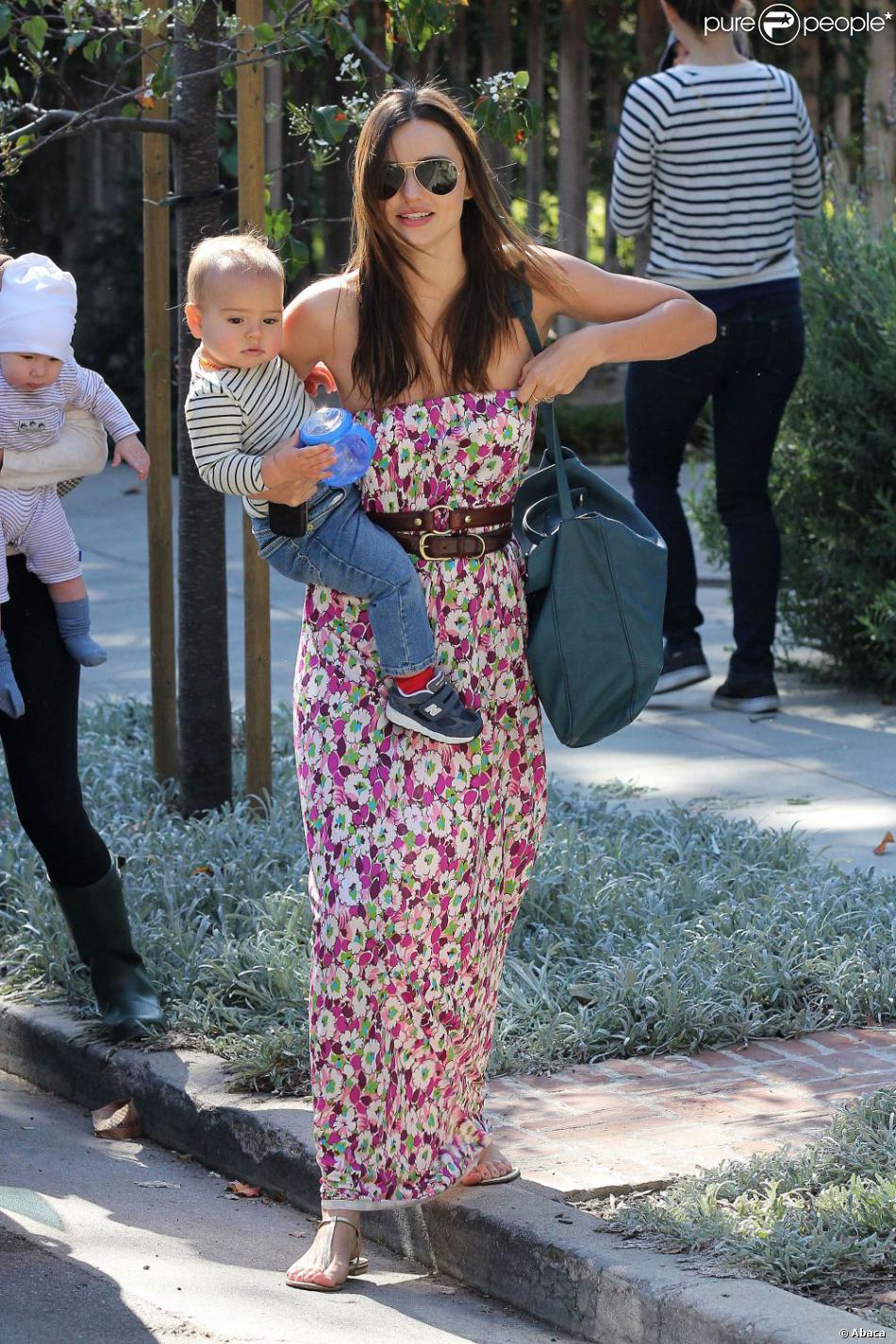 Miranda Kerr et son fils Flynn à Los Angeles le 17 janvier 2012 ...