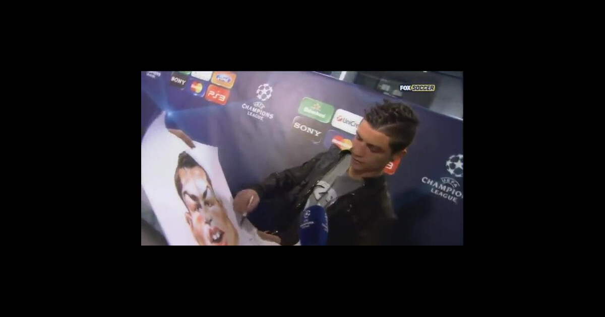 Cristiano Ronaldo devant son portrait : ''Vraiment moche !'' - Purepeople
