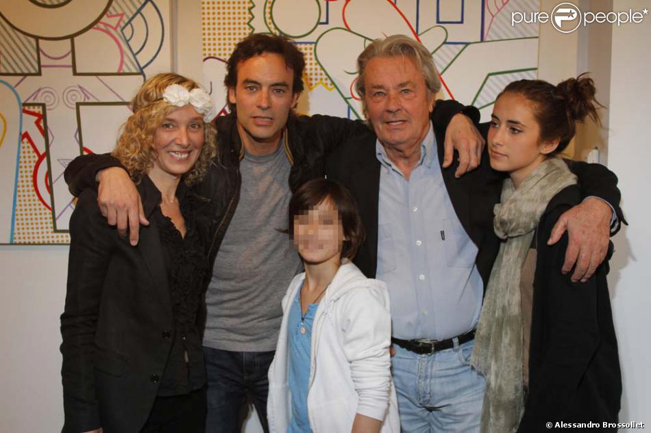 Alain Delon, Anthony Delon, ses filles Lou et Liv avec l'artiste ... Alain Delon, Anthony Delon, ses filles Lou et Liv avec l'artiste ...