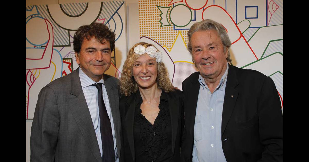 Pierre Lellouche, Alain Delon et l'artiste Valeria Attinelli au ... Pierre Lellouche, Alain Delon et l'artiste Valeria Attinelli au ...