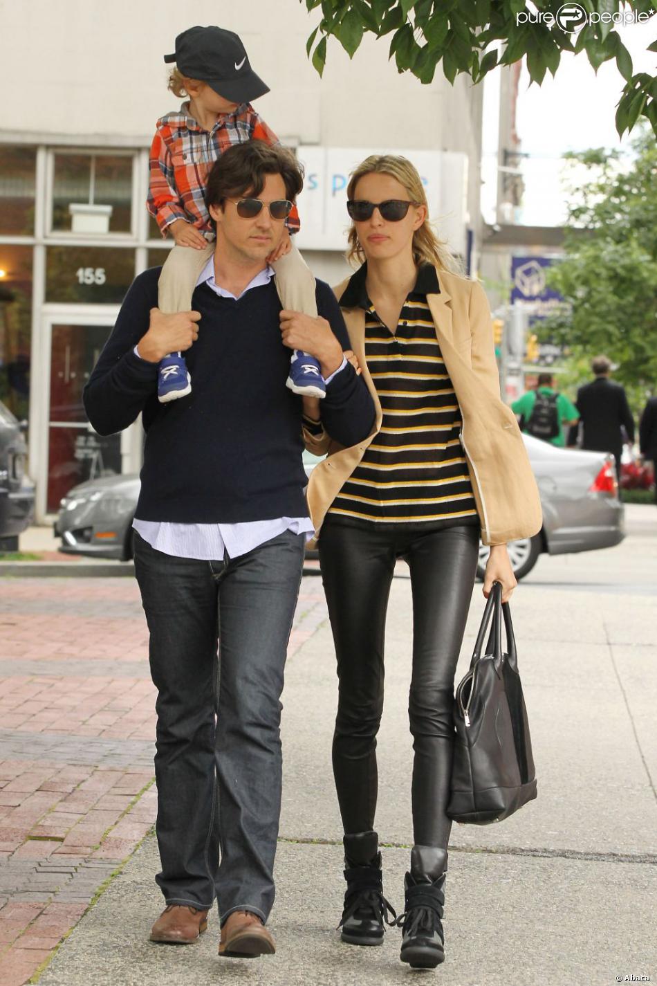 Karolina Kurkova en promenade avec son mari Archie Drury et leur fils ...