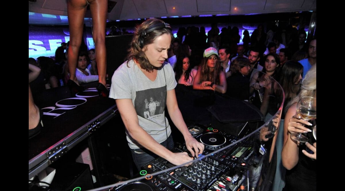 Photo : DJ Mosey, Pierre Sarkozy, très appliqué aux platines du VIP ...