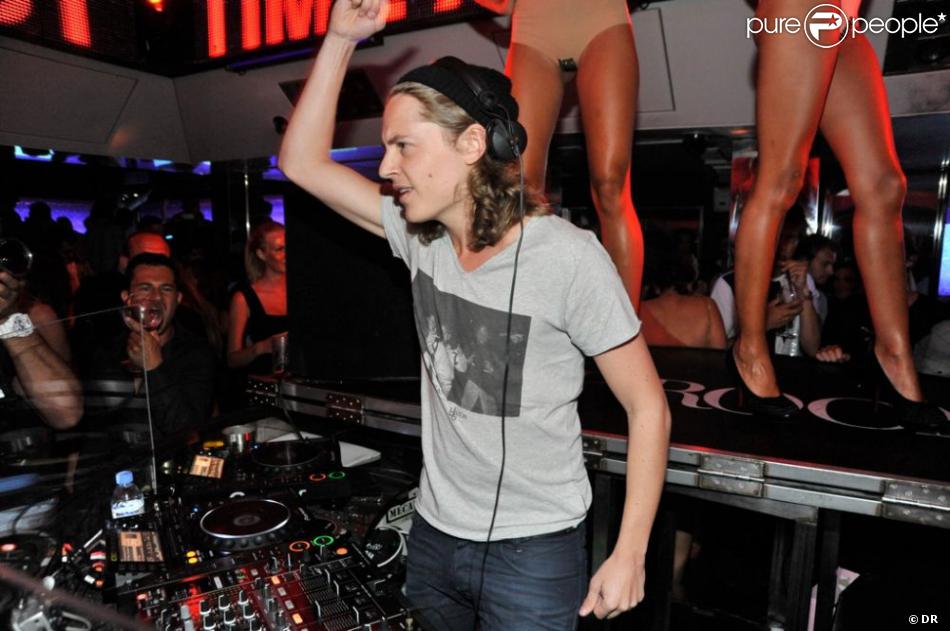 Pierre Sarkozy dans son habit de DJ Mosey aux platines du VIP Room de ...