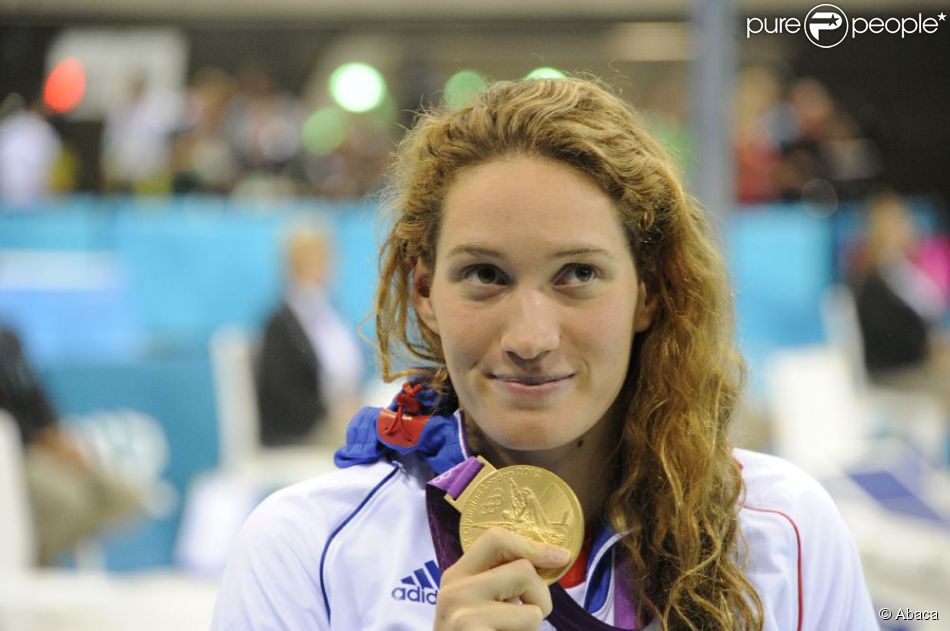 Camille Muffat et sa médaille d'or après sa victoire en finale du 400 m ...
