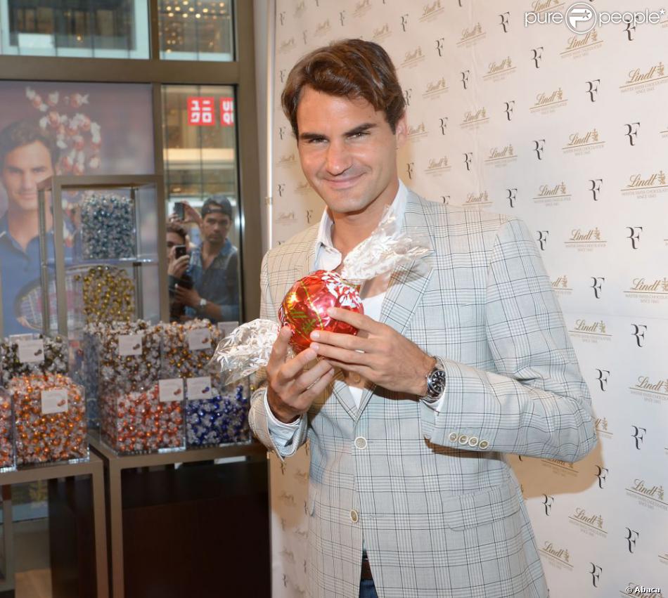 Roger Federer pose lors du lancement de la nouvelle boutique Lindt à ...