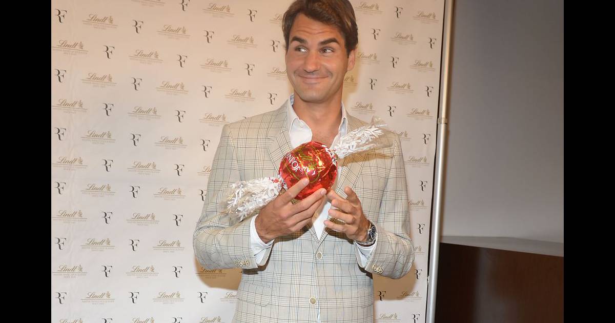 Roger Federer, tout content de son énorme chocolat lors du lancement de ...