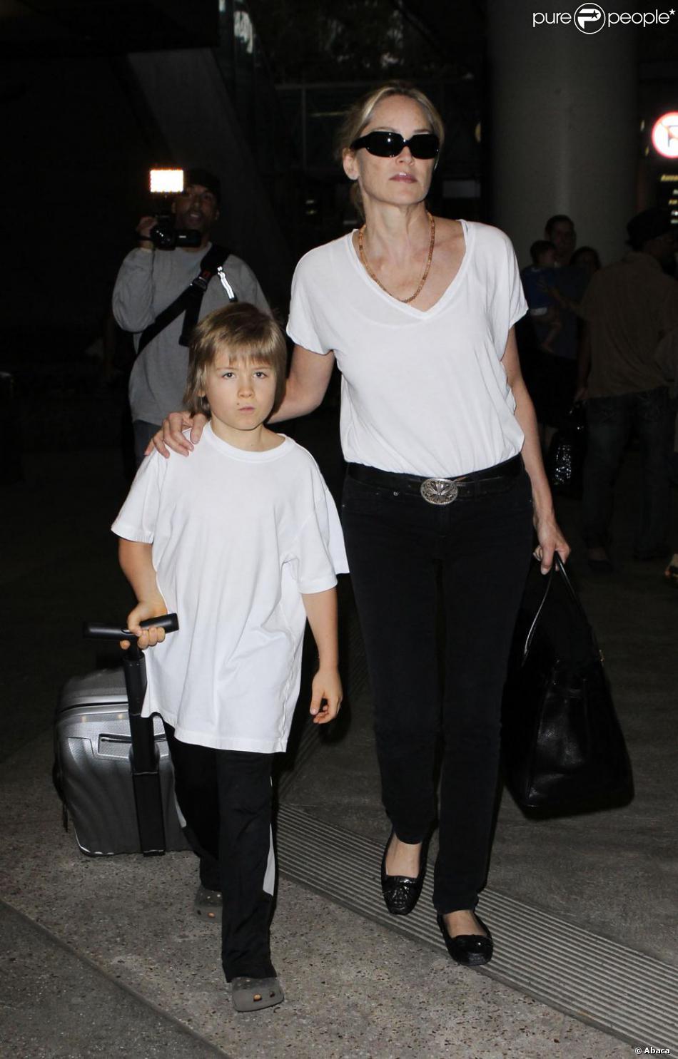 Sharon Stone accompagnée de son fils Laird, 7 ans, à l'aéroport de Los ...