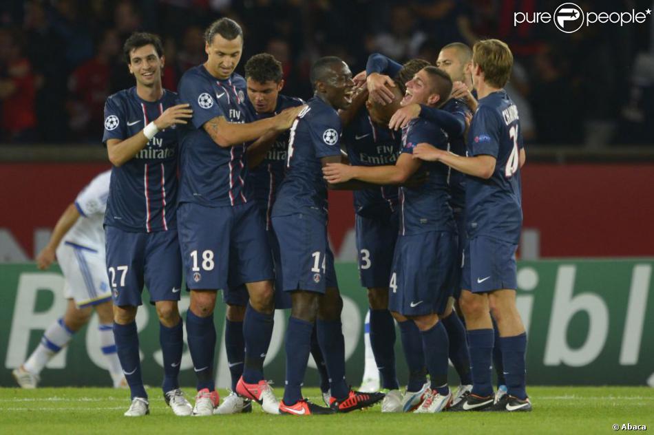 Les joueurs du PSG félicitent Alex après son but lors de la victoire du ...