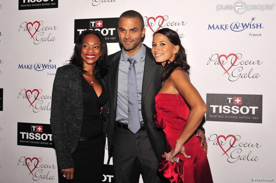 Tony Parker, sa compagne Axelle et Laura Flessel lors du Par Coeur Gala ...