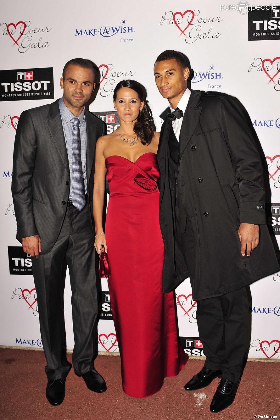 Tony Parker, sa compagne Axelle et Edwin Jackson lors du Par Coeur Gala ...