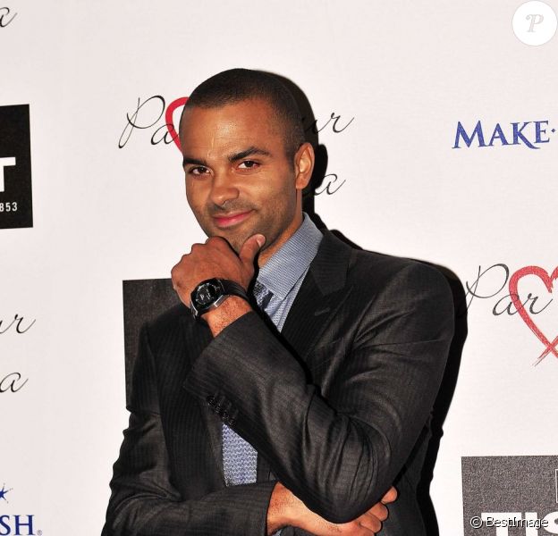 Tony Parker : Une petite signature qui fait rêver - Purepeople