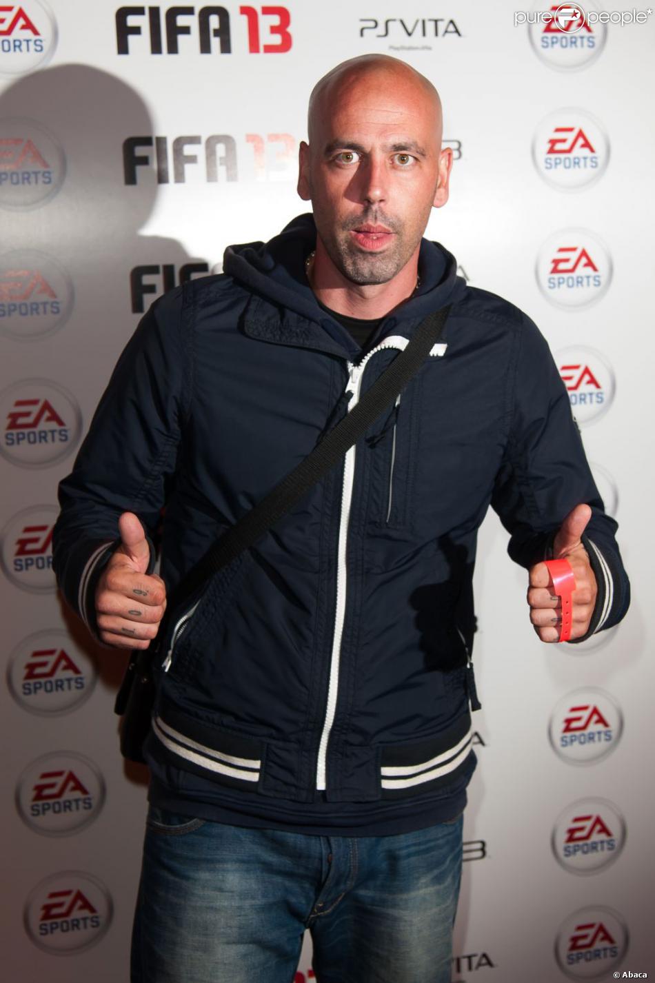 Sinik était titulaire lors de la soirée de lancement FIFA 13, le 25 ...