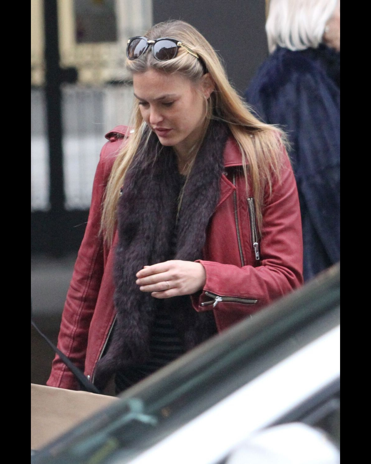 Photo : Bar Refaeli, discrète, effectue ses derniers achats avant Noël ...