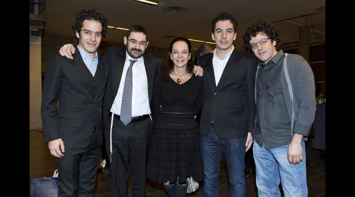 Photo : Caroline Eliacheff entourée de ses quatre fils Elisha karmitz ...