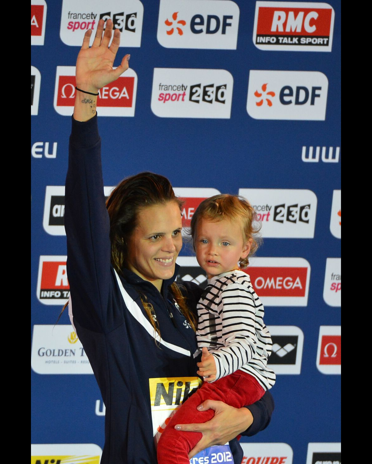 Photo : Laure Manaudou et sa fille Manon à Chartres le 24 novembre 2012 ...
