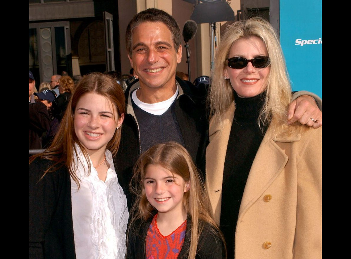 Photo : Tony Danza et sa femme Tracy Robinson et leurs filles en 2002 ...