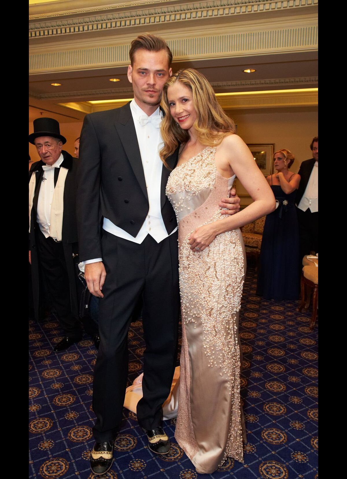 Vidéo Mira Sorvino Et Son Mari Christopher Backus à La 57e édition Du Bal De Lopéra à Vienne
