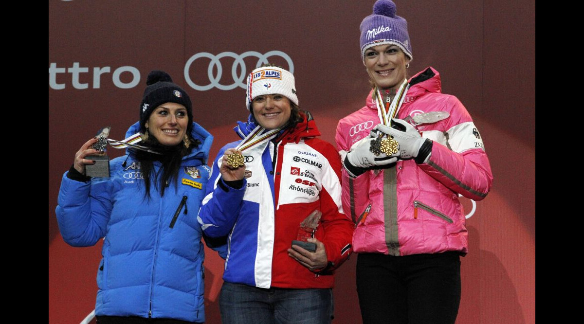Photo : Marion Rolland accompagnée sur le podium de Nadia Fanchini et ...
