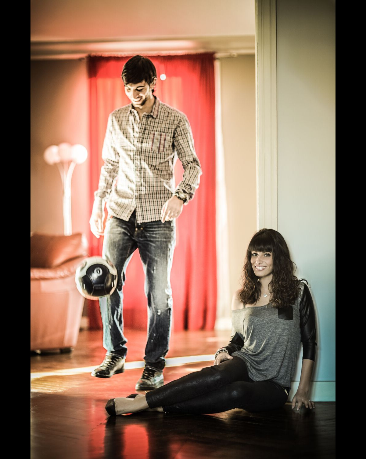 Photo : Javier Pastore jongle devant sa compagne Chiara Picone dans un ...