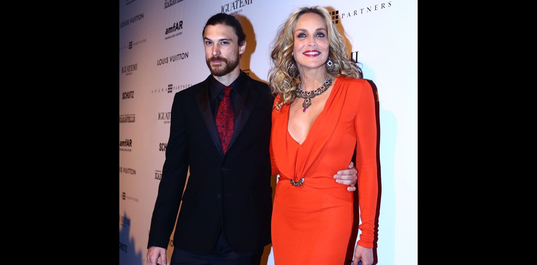 Sharon Stone : Sexy mais fatiguée au côté de son toy boy Martin Mica ...