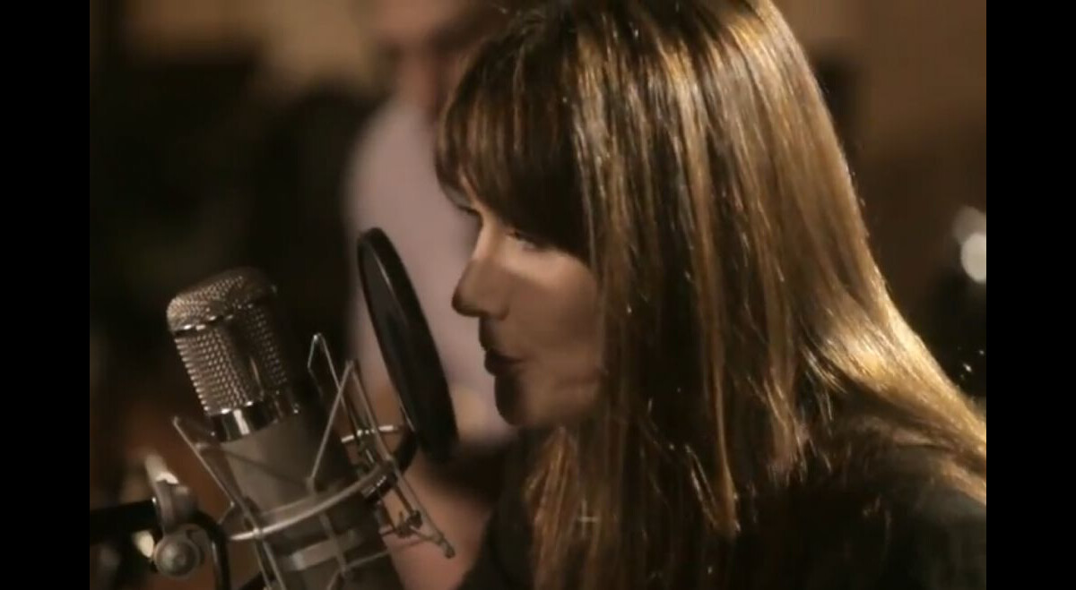 Vidéo : Carla Bruni chante "Mon Raymond". - Purepeople