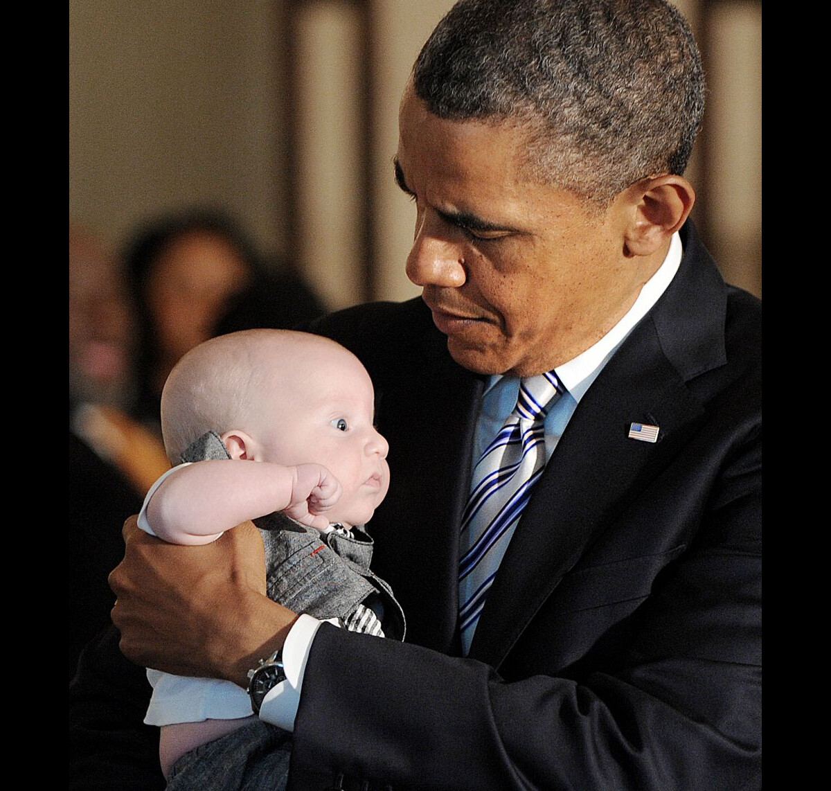Photo : Barack Obama tient un bébé dans ses bras lors d'un déjeuner ...