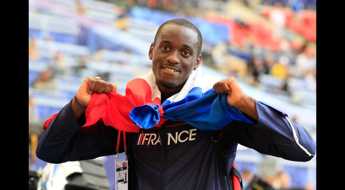 Photo : Teddy Tamgho célèbre sa médaille d'or aux Mondiaux de Moscou en ...