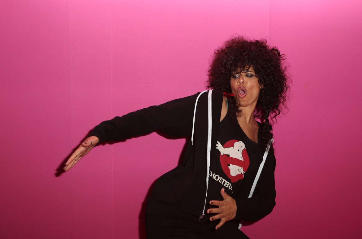 Photo : Samaha Sam (Shaka Ponk) lors de l'inauguration de l'exposition ...