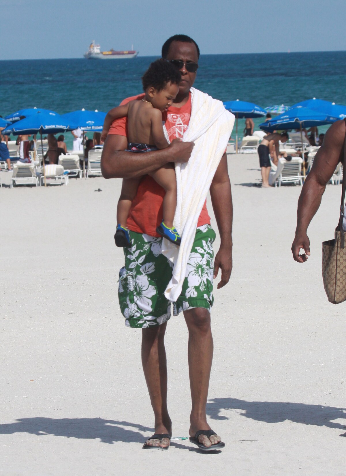 Photo : Conrad Murray avec son fils Che Giovanni à Miami, le 31 juillet ...