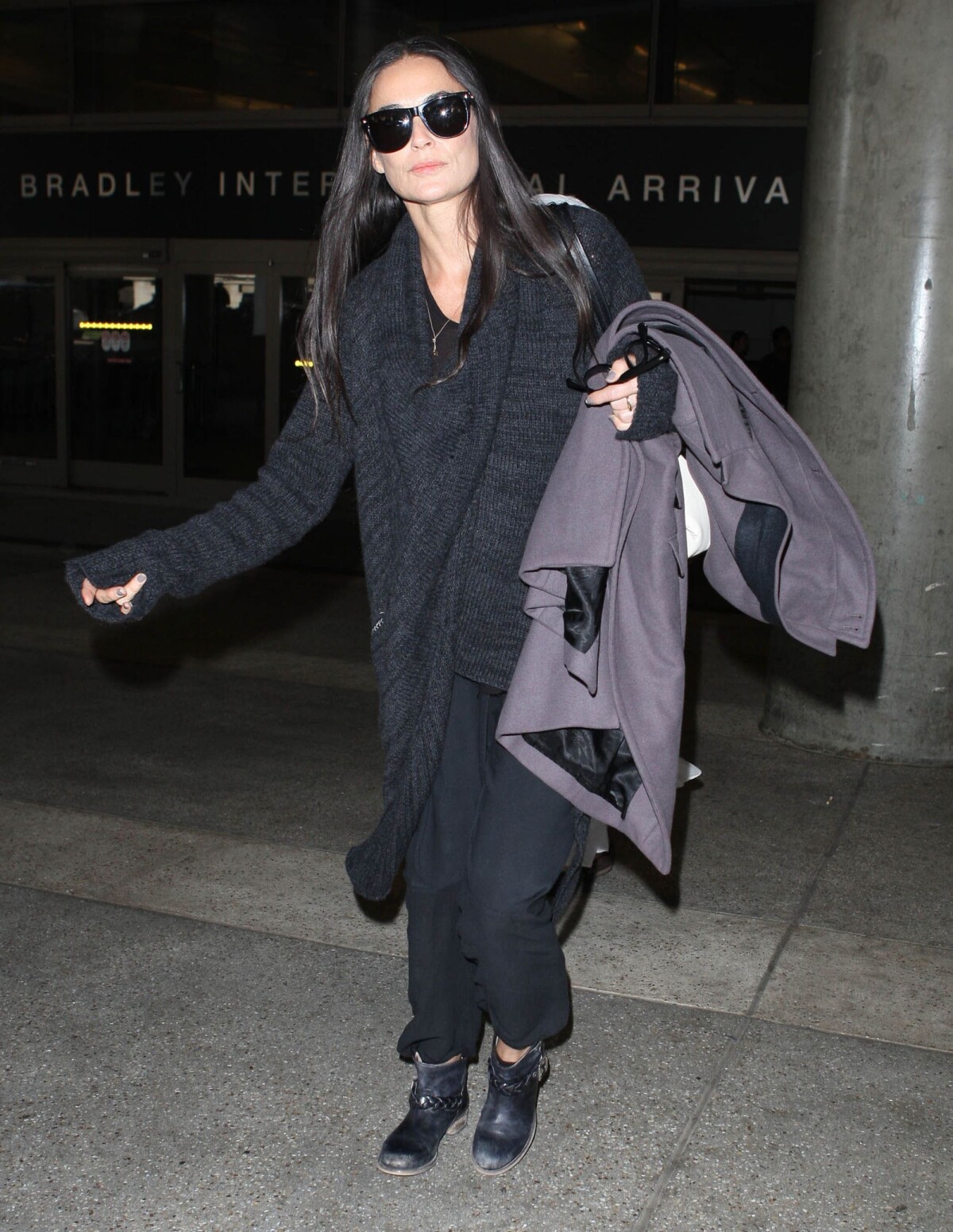 Photo : L'actrice Demi Moore arrive en avion a l'aeroport LAX de Los ...