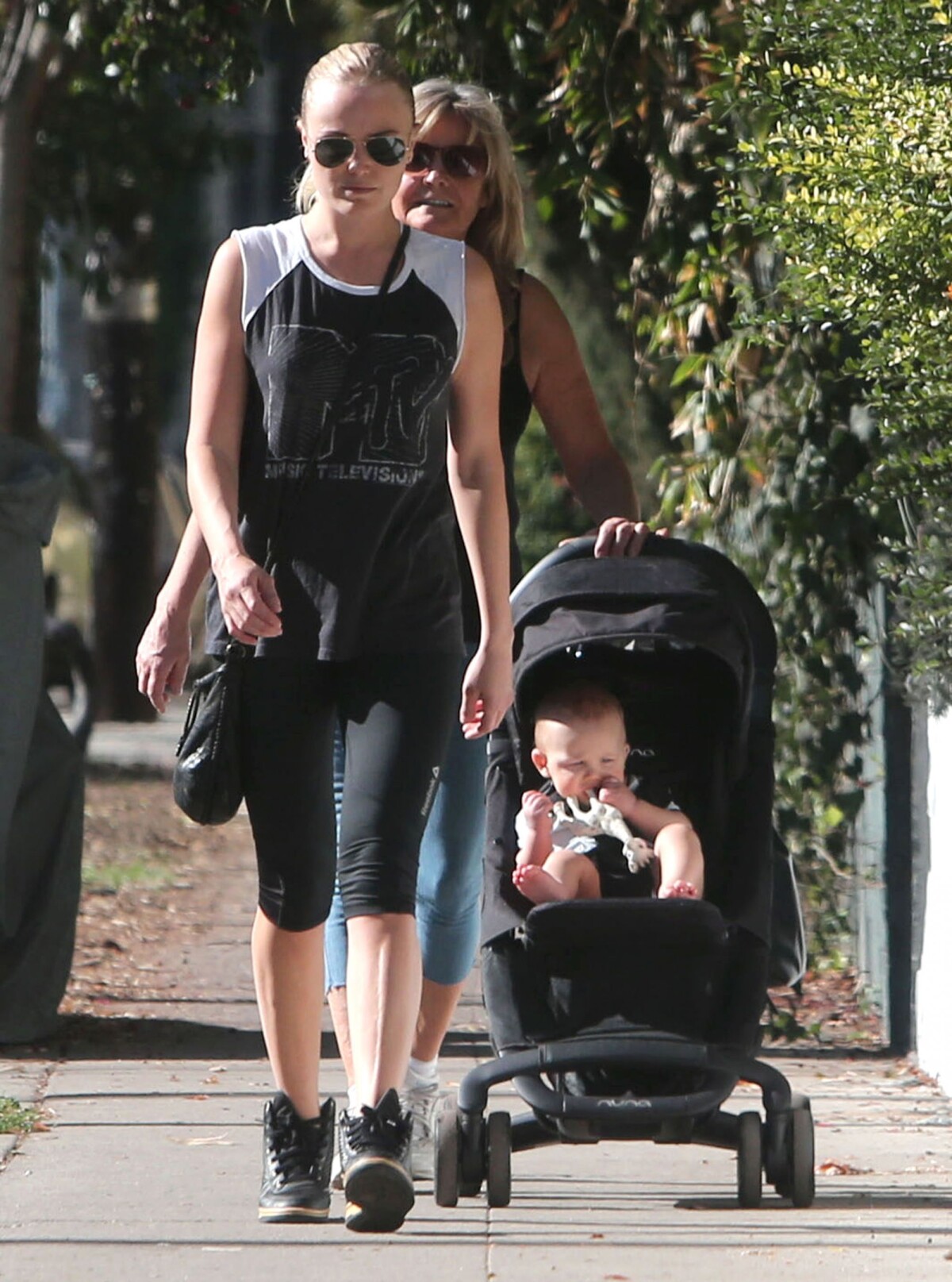 Photo : Malin Akerman se promène à Los Angeles en compagnie de son fils ...