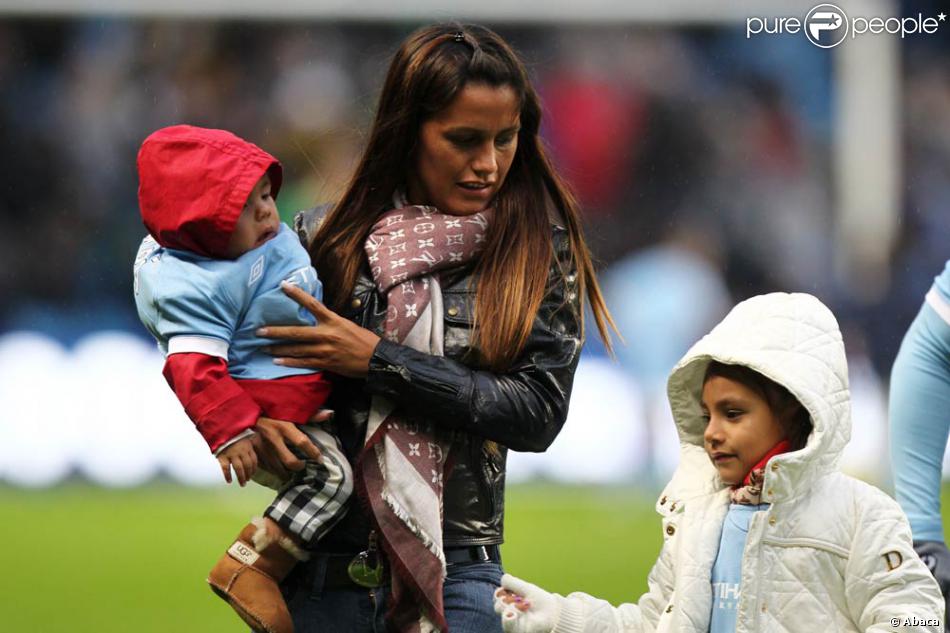 Vanessa Mansillo, épouse de Carlos Tevez, à Manchester avec leurs deux ...