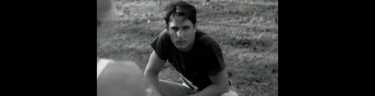 Photo : Matthew McConaughey poseur dans le clip du morceau Walk Away ...