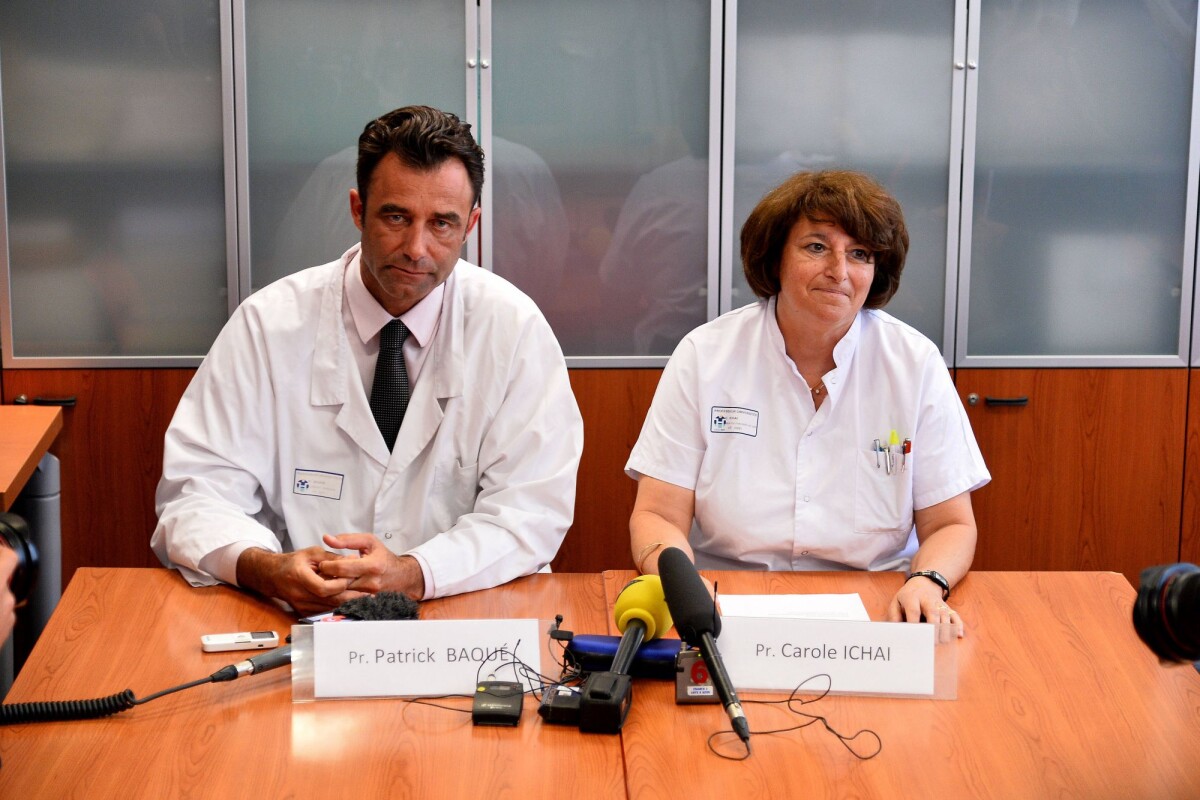 Photo : Le professeur Patrick Baqué, chirurgien, et le professeur ...