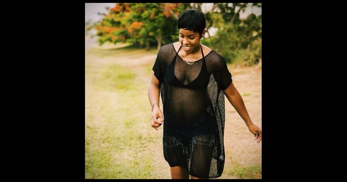 Kelly Rowland, enceinte : Ventre rond à la plage, câline avec son mari ...