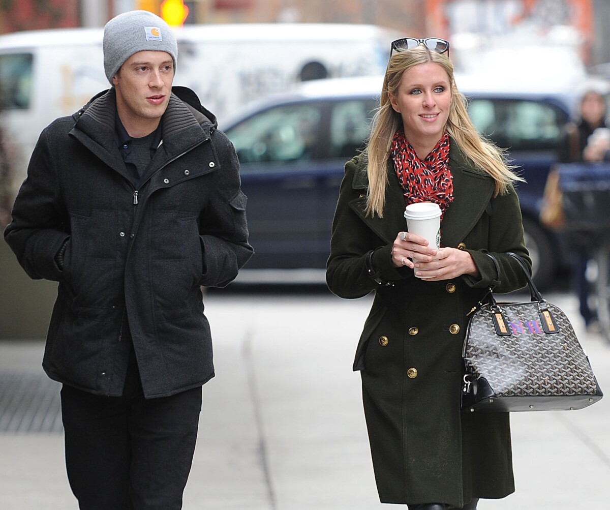 Photo : Nicky Hilton et son petit ami James Rothschild se baladent dans ...