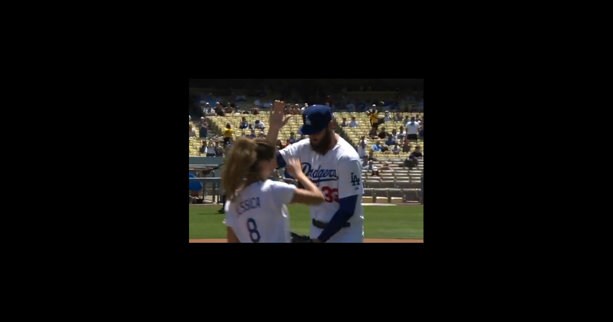 Jessica Alba : Invitée de charme sur un terrain de baseball - Ode ...