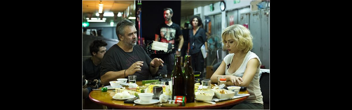 Photo : Luc Besson dirige Scarlett Johansson dans Lucy. - Purepeople
